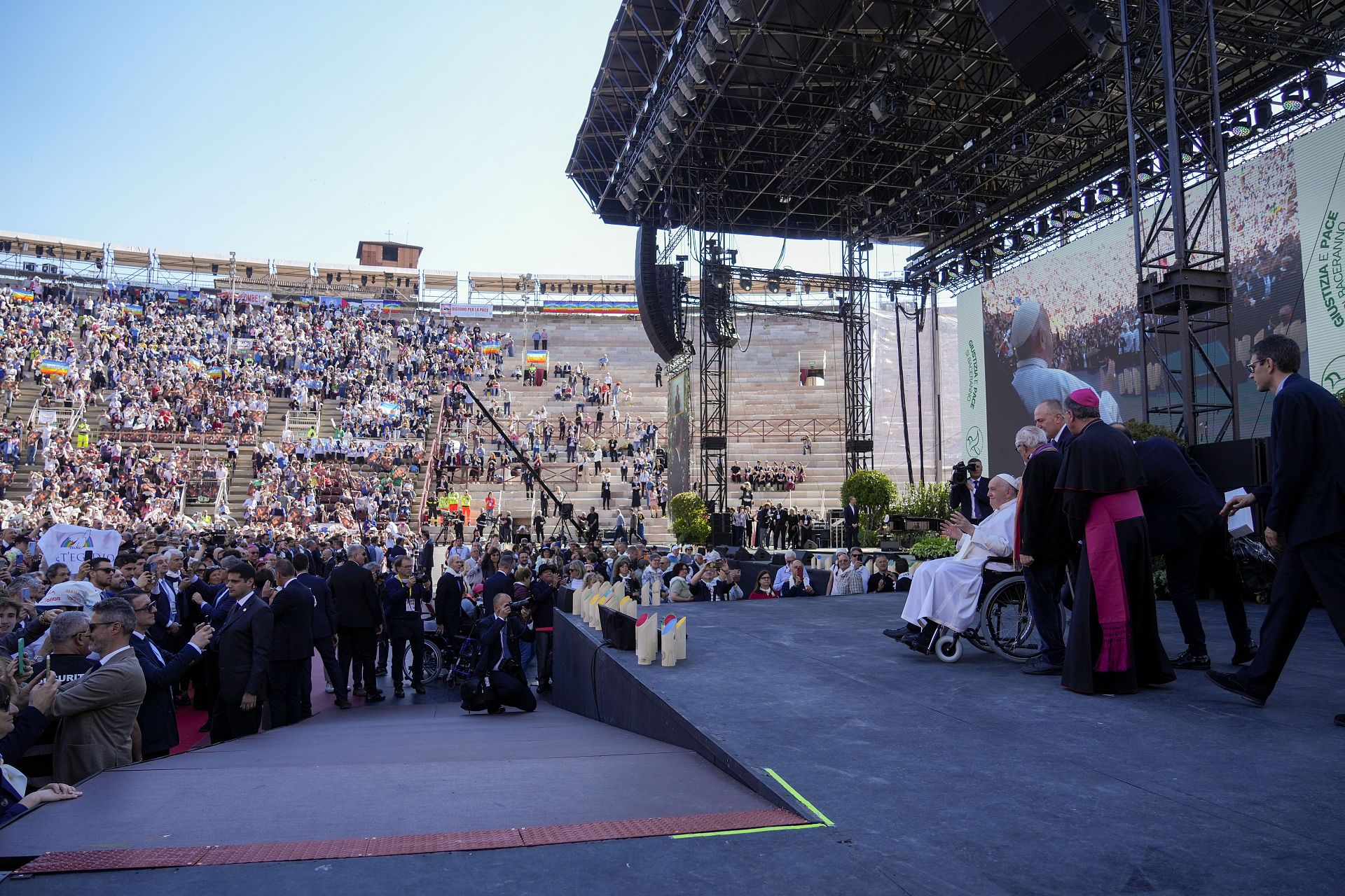 Pope Francis encourages forgiveness and love in visit to Verona | Euronews
