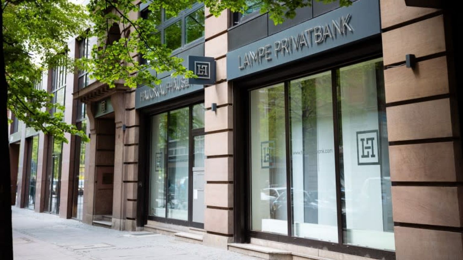 ABN Amro buys German bank Hauck Aufhäuser Lampe for almost €700 million ...