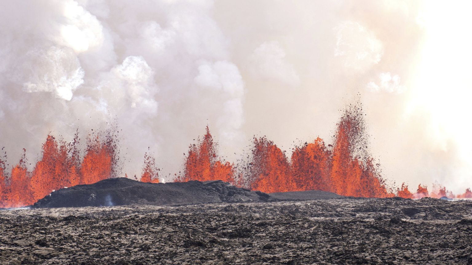 Neuer Vulkanausbruch bei Grindavik auf Island: Blaue Lagune wieder ...