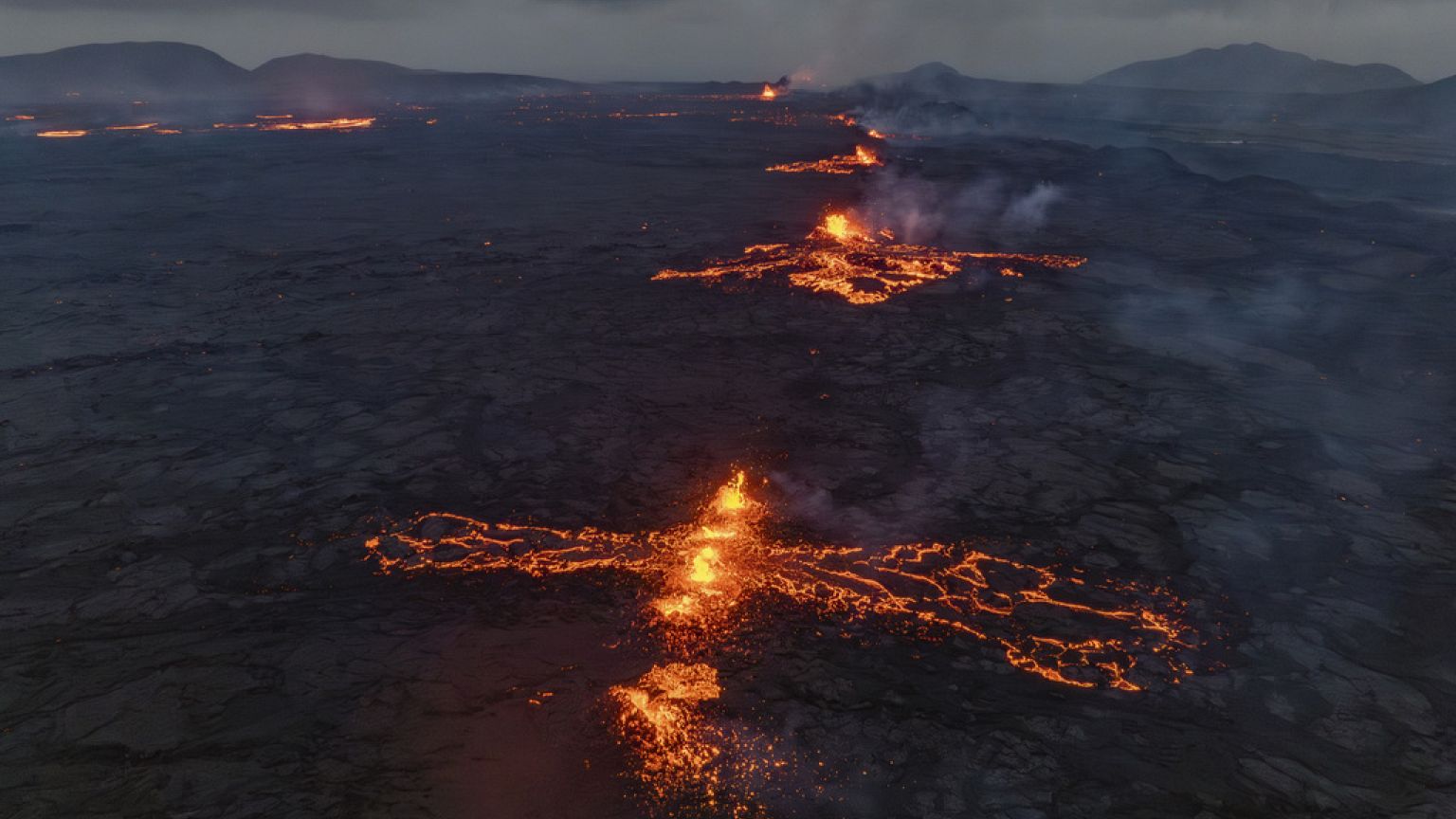 Sigue la alerta roja en Grindavík por los gases venenosos del volcán de ...