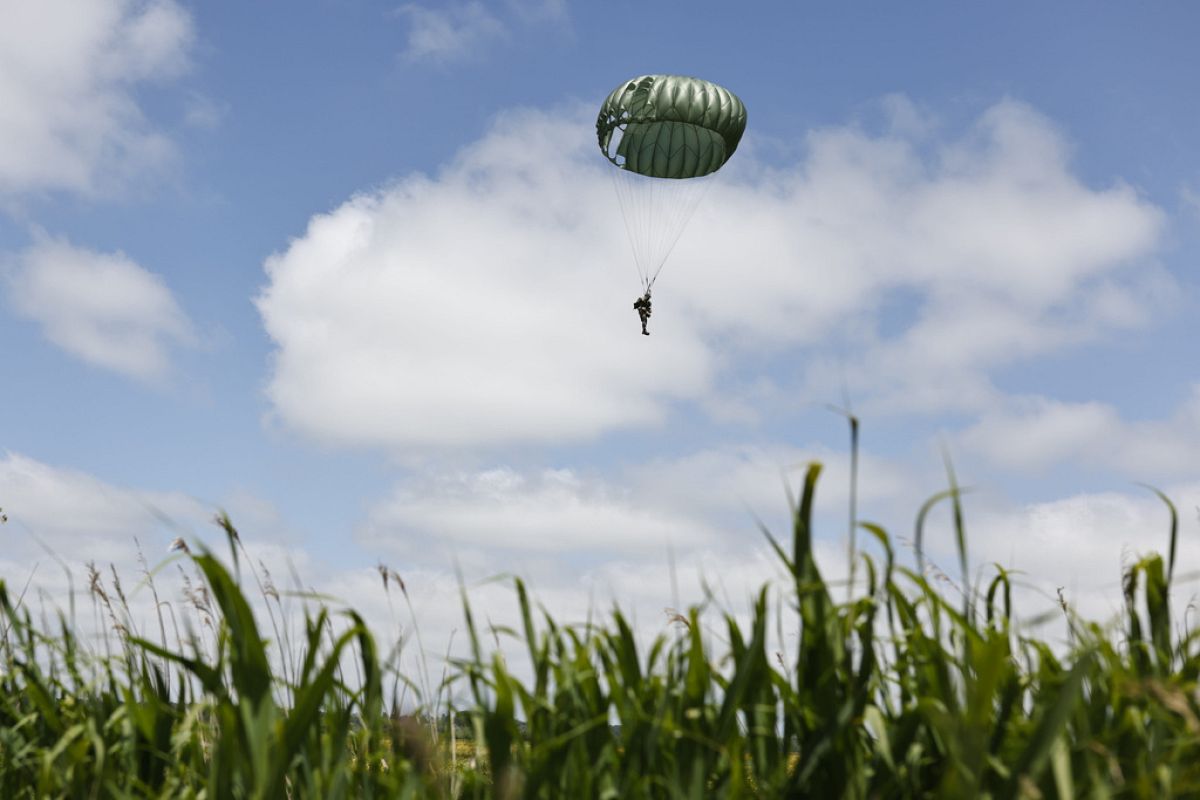 Parachute drop marks 80th anniversary of D-Day in Normandy | Euronews