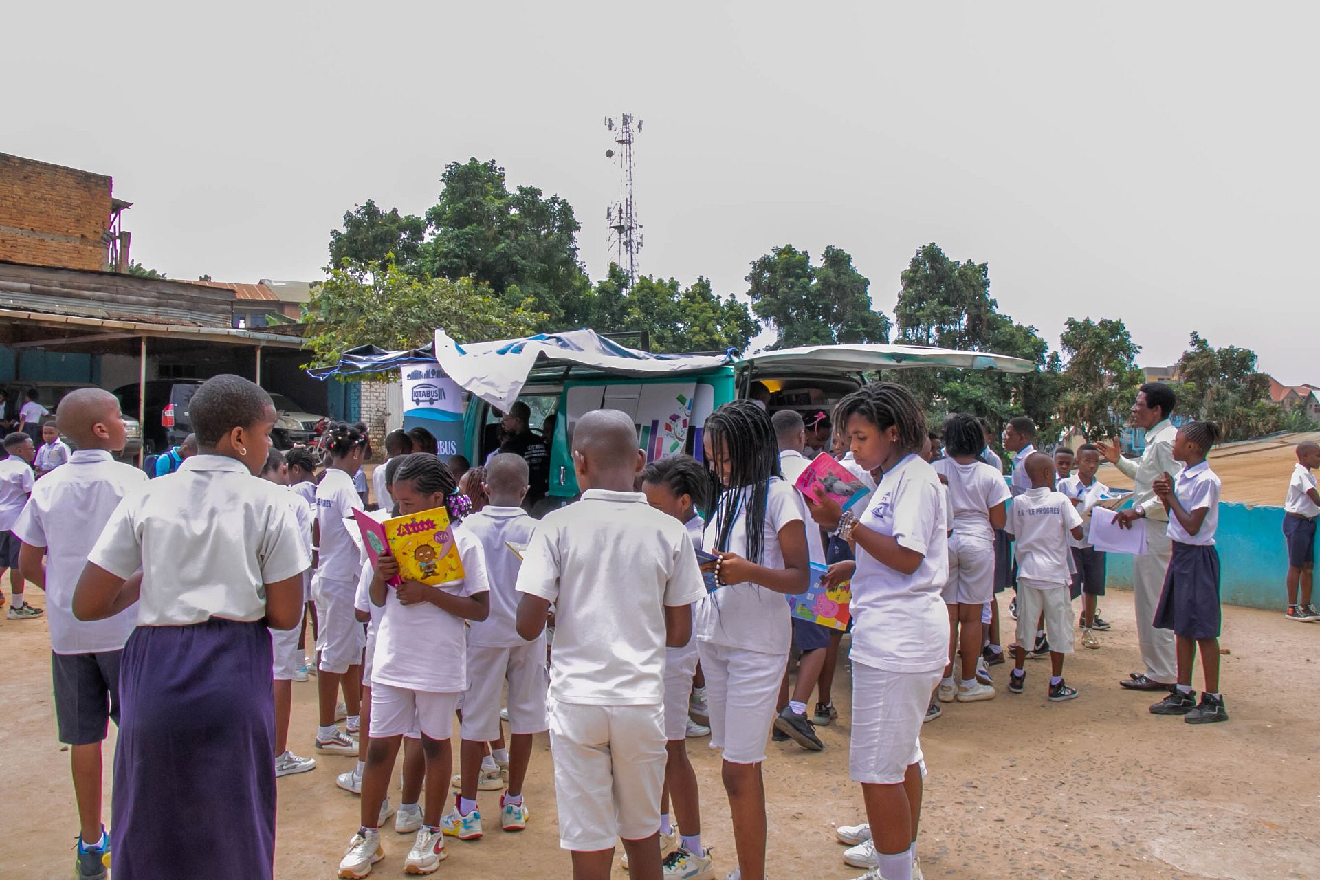 A mobile library helps boost literacy among pupils in the DR Congo ...