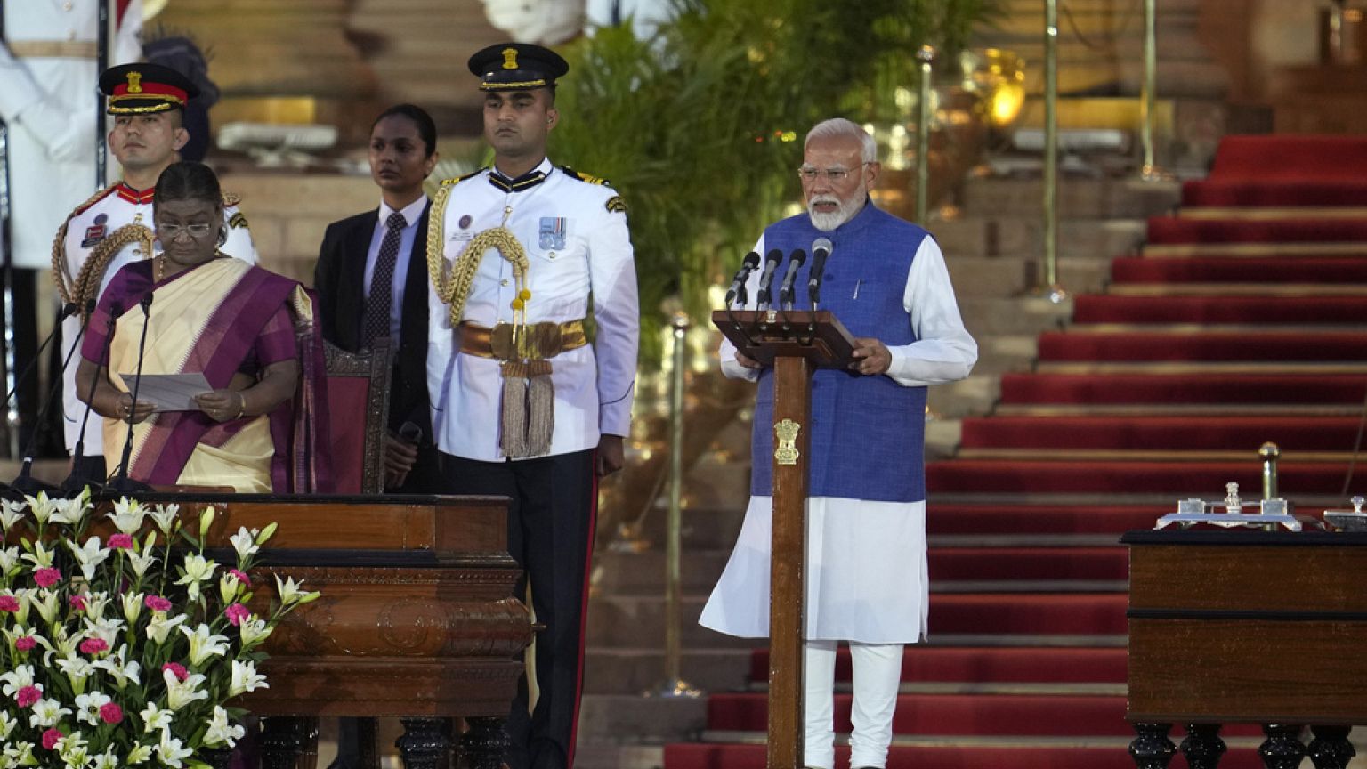 El primer ministro indio, Narendra Modi, jura su cargo para un inusual tercer mandato tras su ...