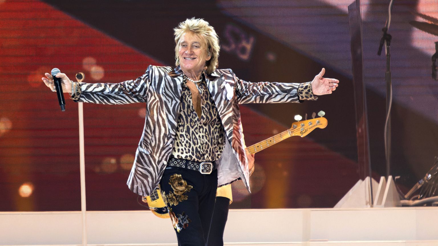 Rod Stewart booed by German crowd for Ukraine support | Euronews