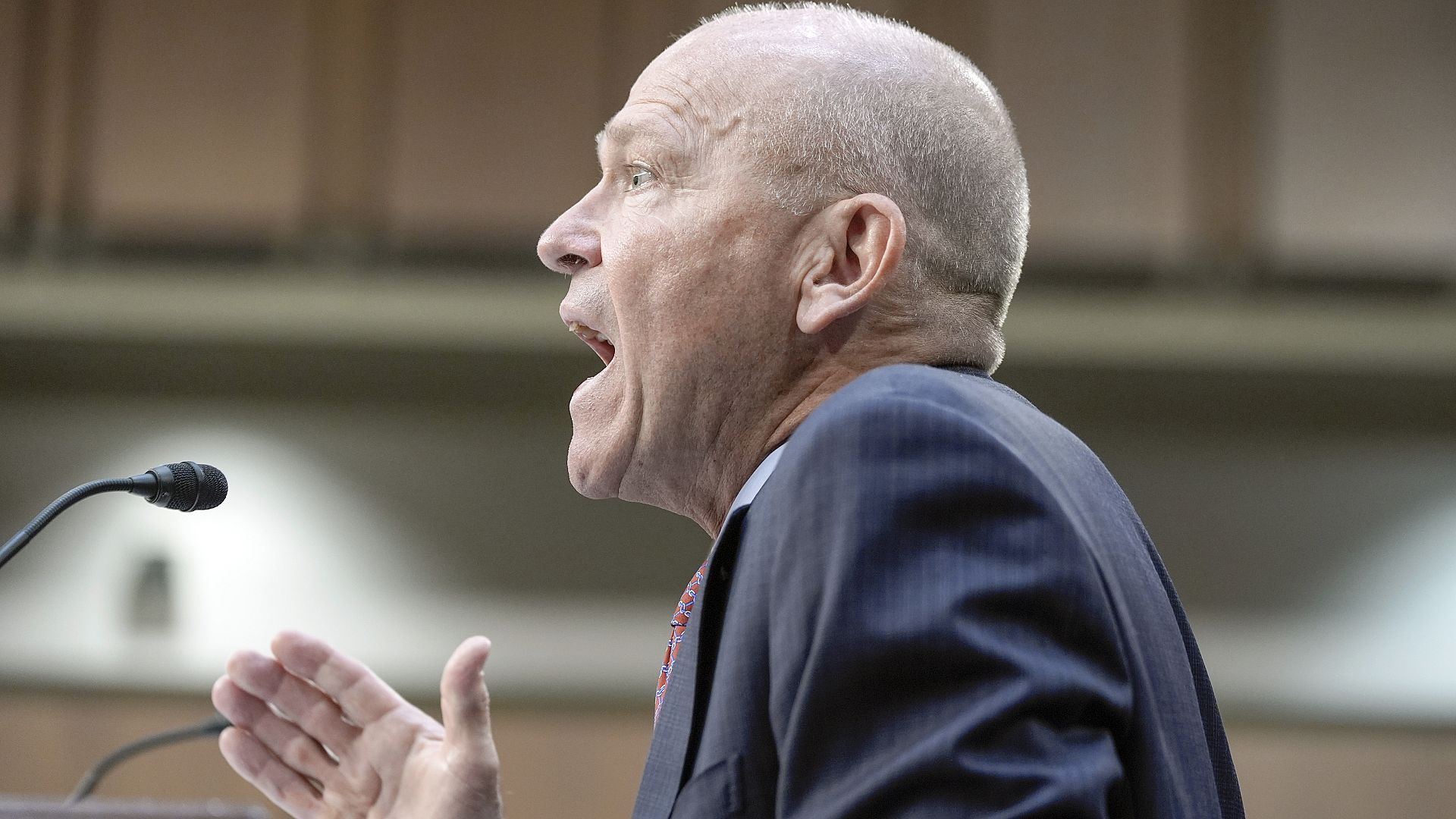 Boeing CEO locks horns with senators and apologises to crash victim ...