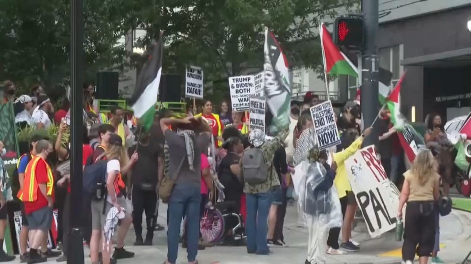 قبيل انطلاق المناظرة الأولى: مظاهرة داعمة لفلسطين أمام موقع اللقاء بين ...