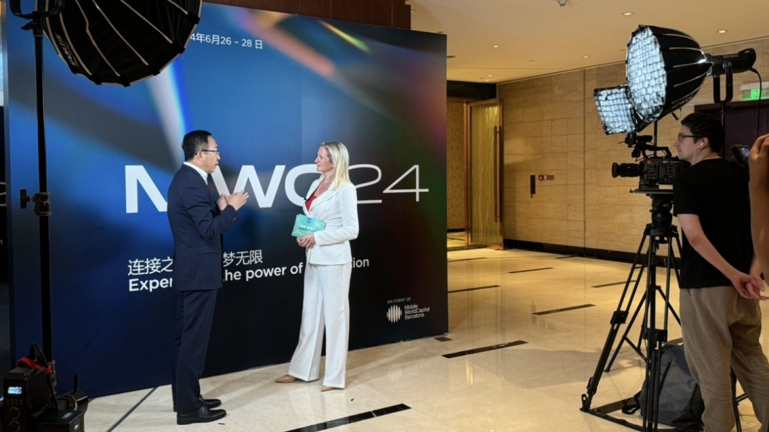 HONOR CEO reveals phones to reduce eye strain and detect AI deepfakes ...