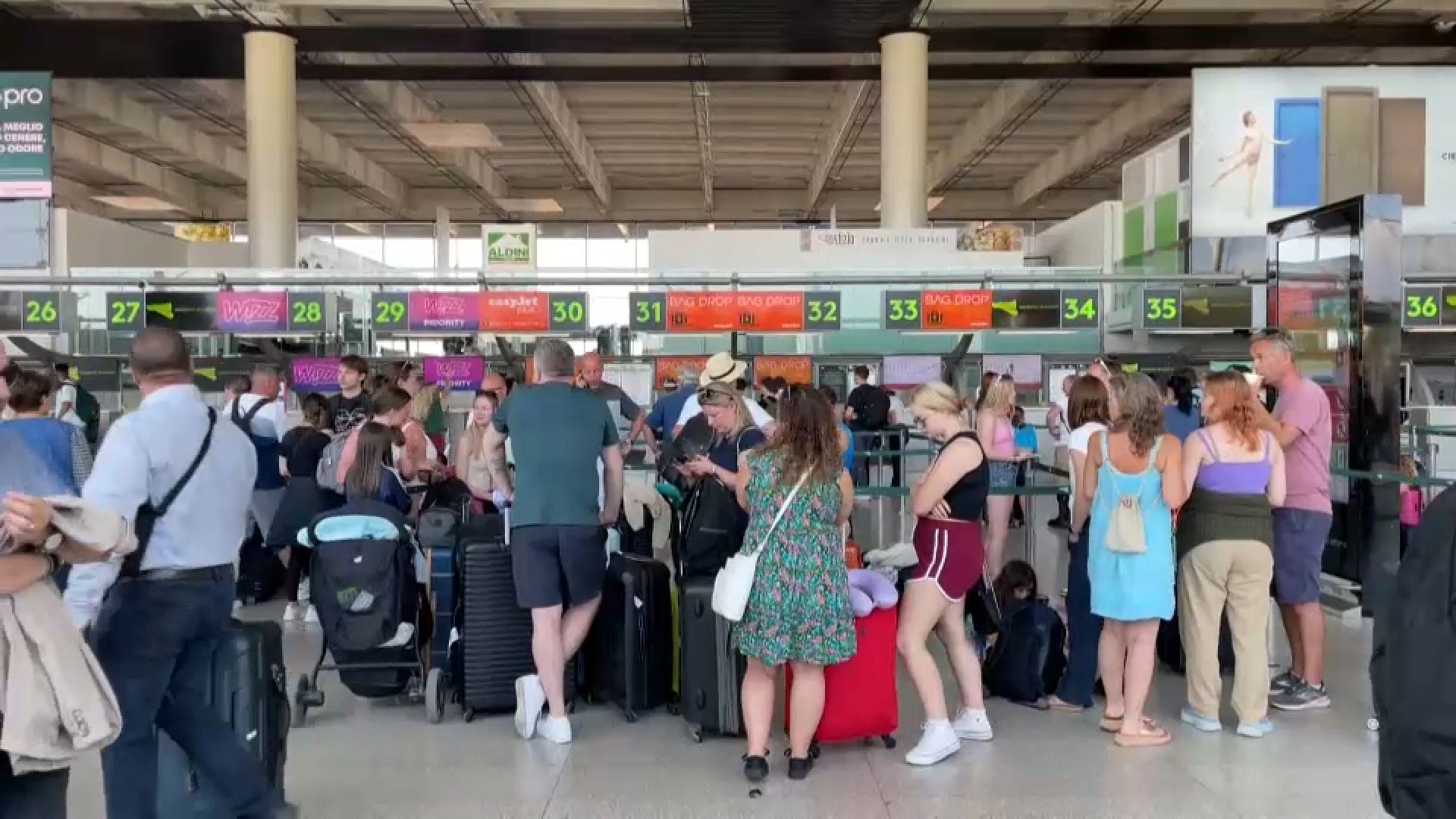 Flights resumed at Catania Airport after closure due to ashfall from Mount Etna eruption | Euronews