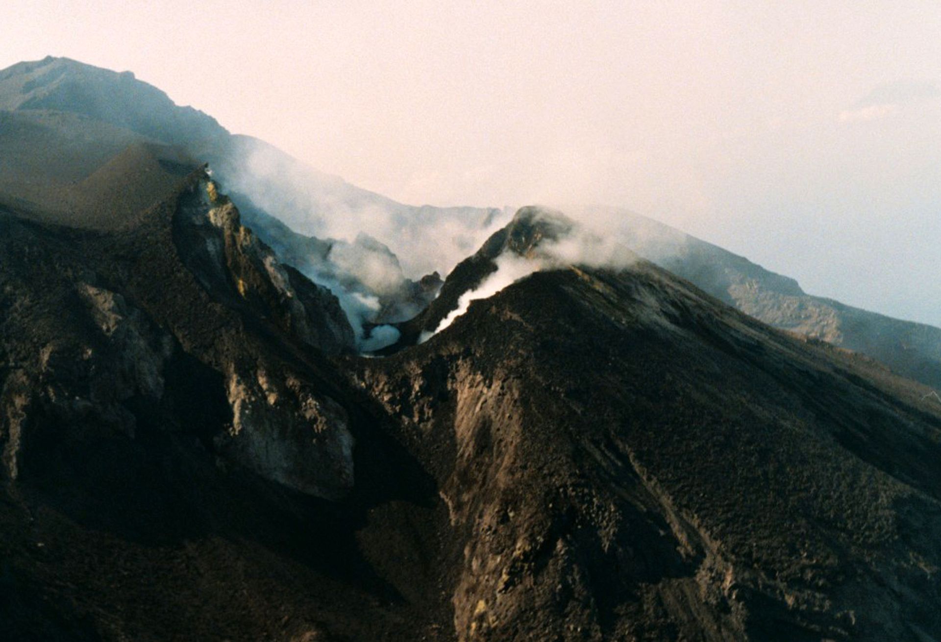 El volcán Etna sigue en erupción y el volcán Estrómboli se une a la ...