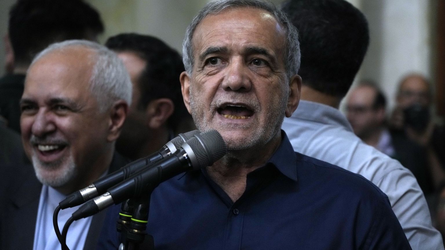 El nuevo presidente reformista de Irán, Masoud Pezeshkian, pronuncia su ...