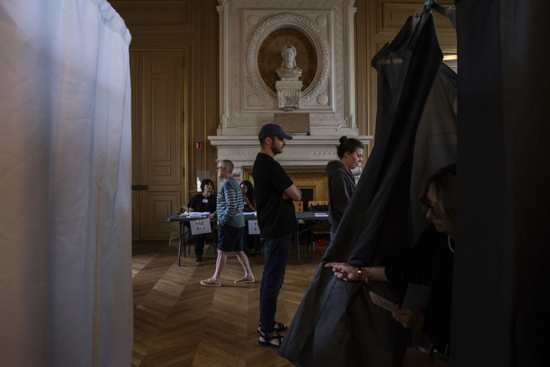 Voting continues in France's pivotal legislative election | Euronews