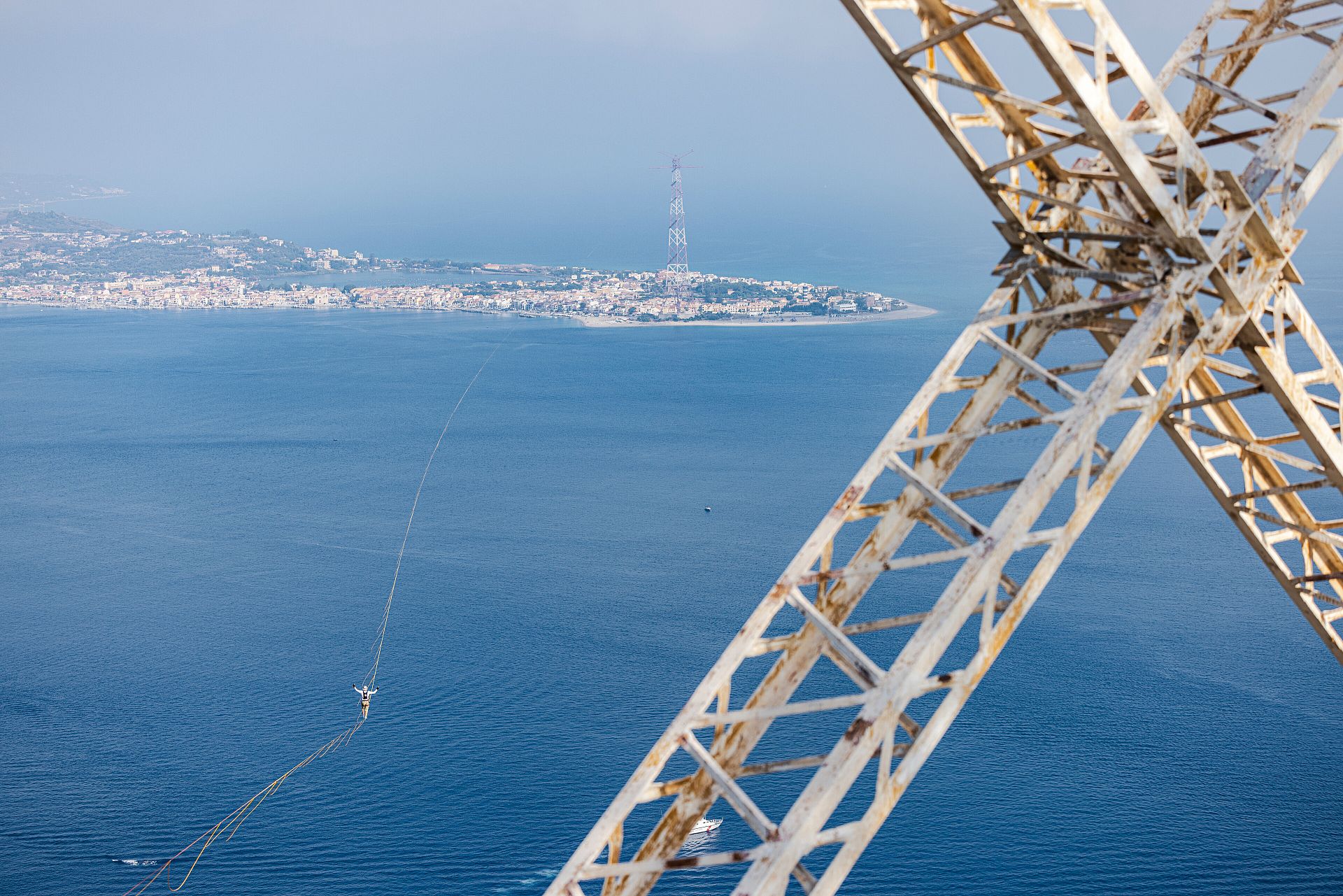 Slackliner makes it across 3.6km Messina Strait - but misses out on the ...