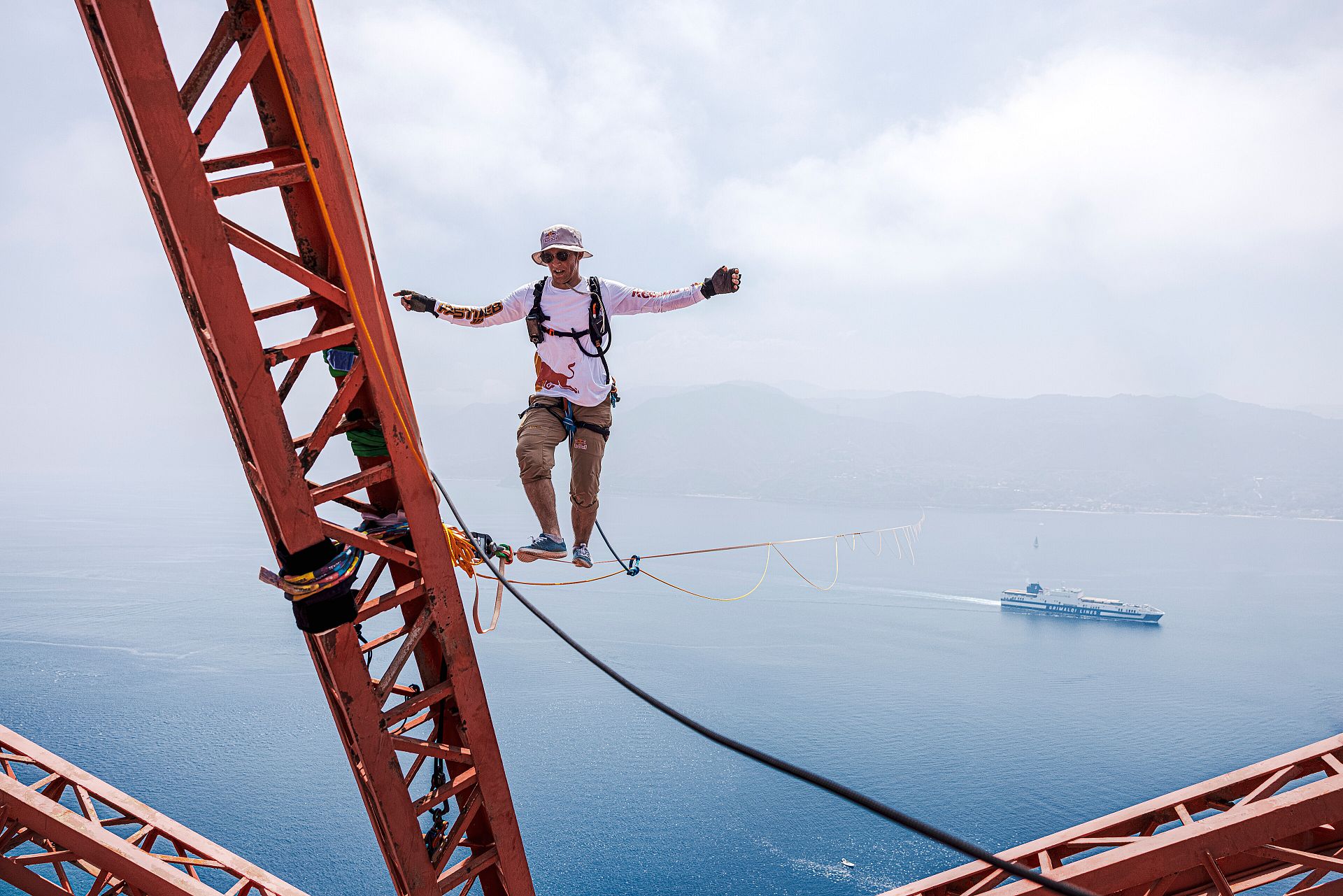 Slackliner makes it across 3.6km Messina Strait - but misses out on the ...