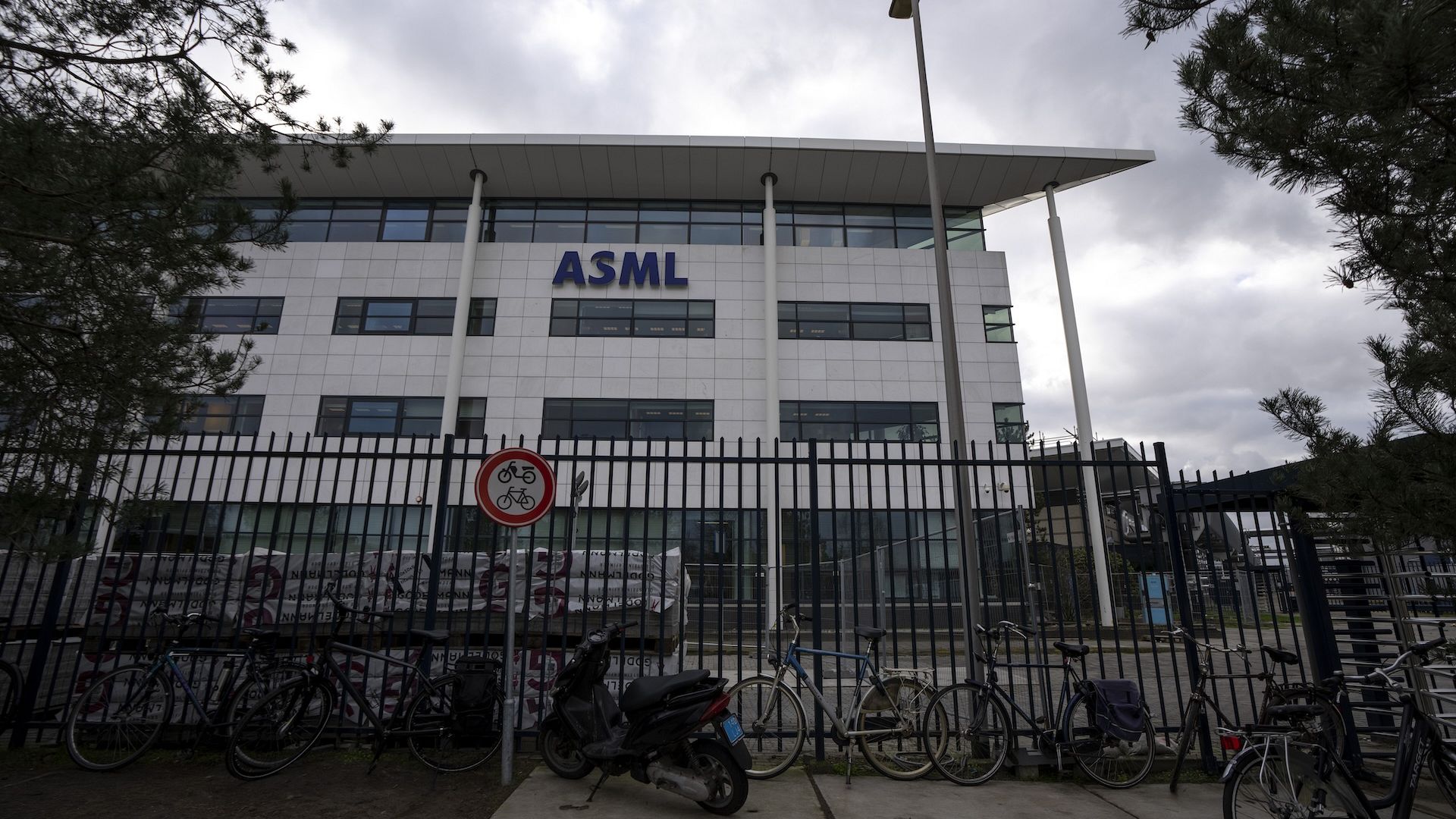 ASML shares plunge as geopolitics overshadow strong earnings | Euronews