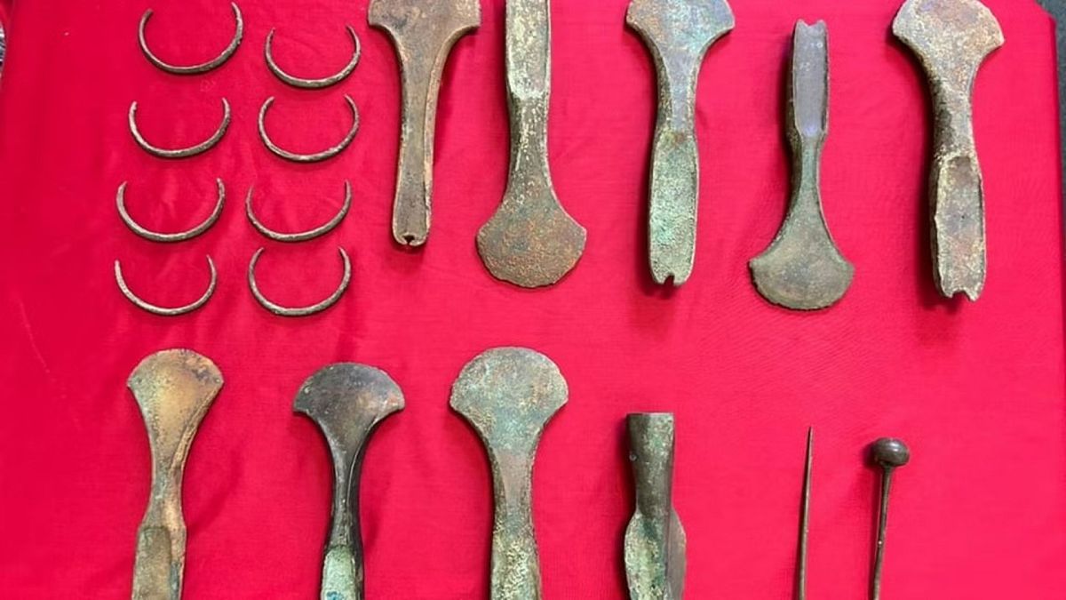 Archaeologists discover remarkable hoard of Bronze Age weapons and ...