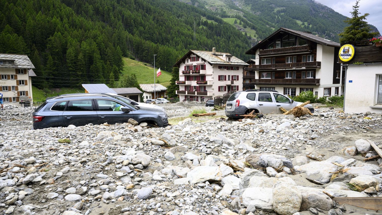Flooding in Switzerland hits Jaguar Land Rover production | Euronews