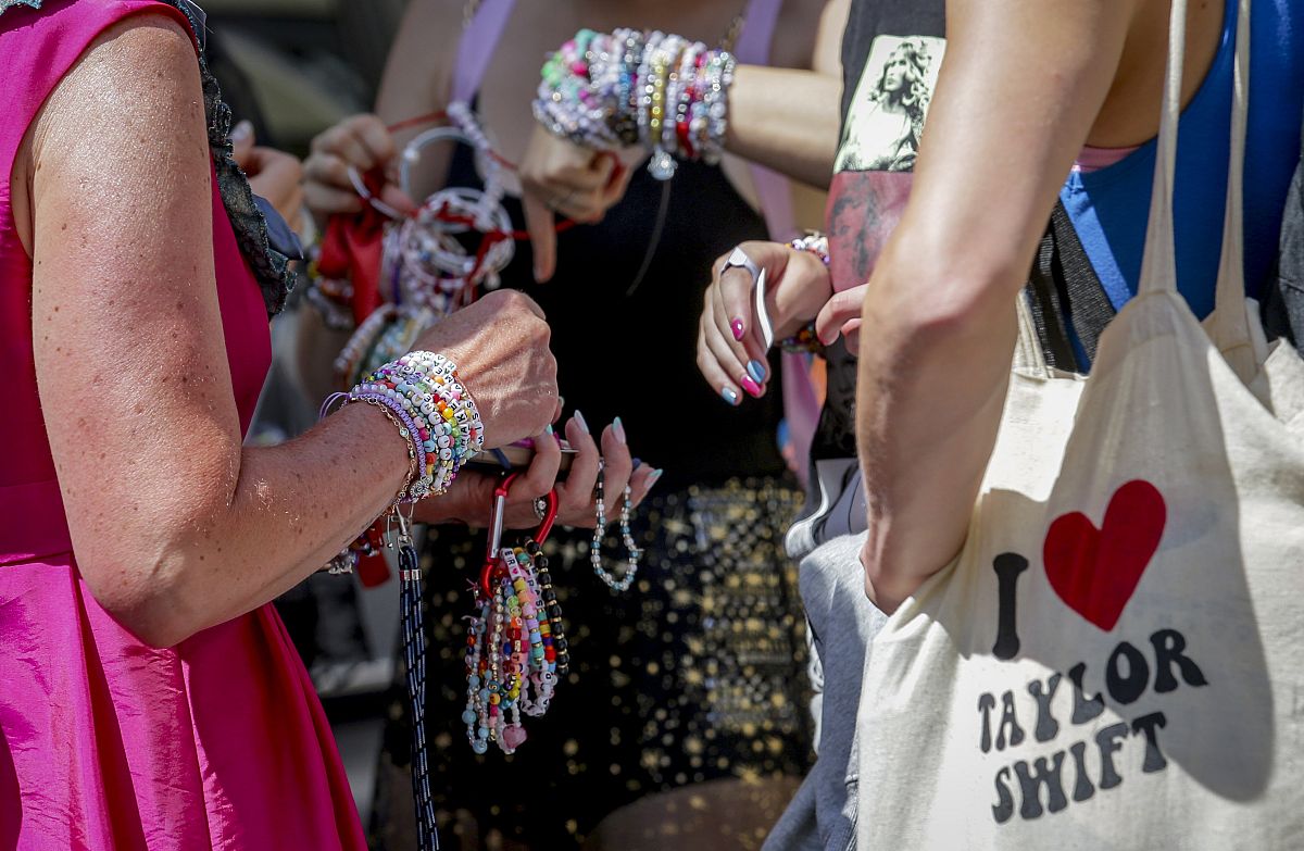 Taylor Swift fans come together in Vienna after thwarted terrorist plot ...