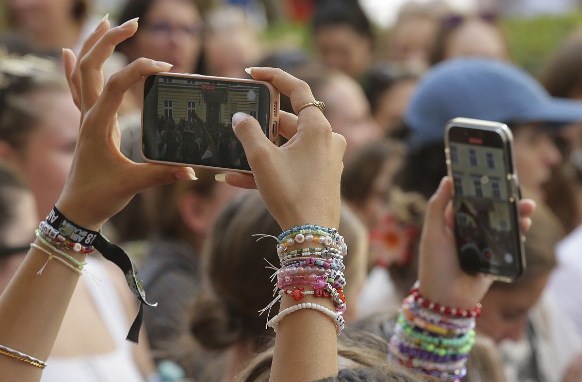 Taylor Swift fans come together in Vienna after thwarted terrorist plot ...
