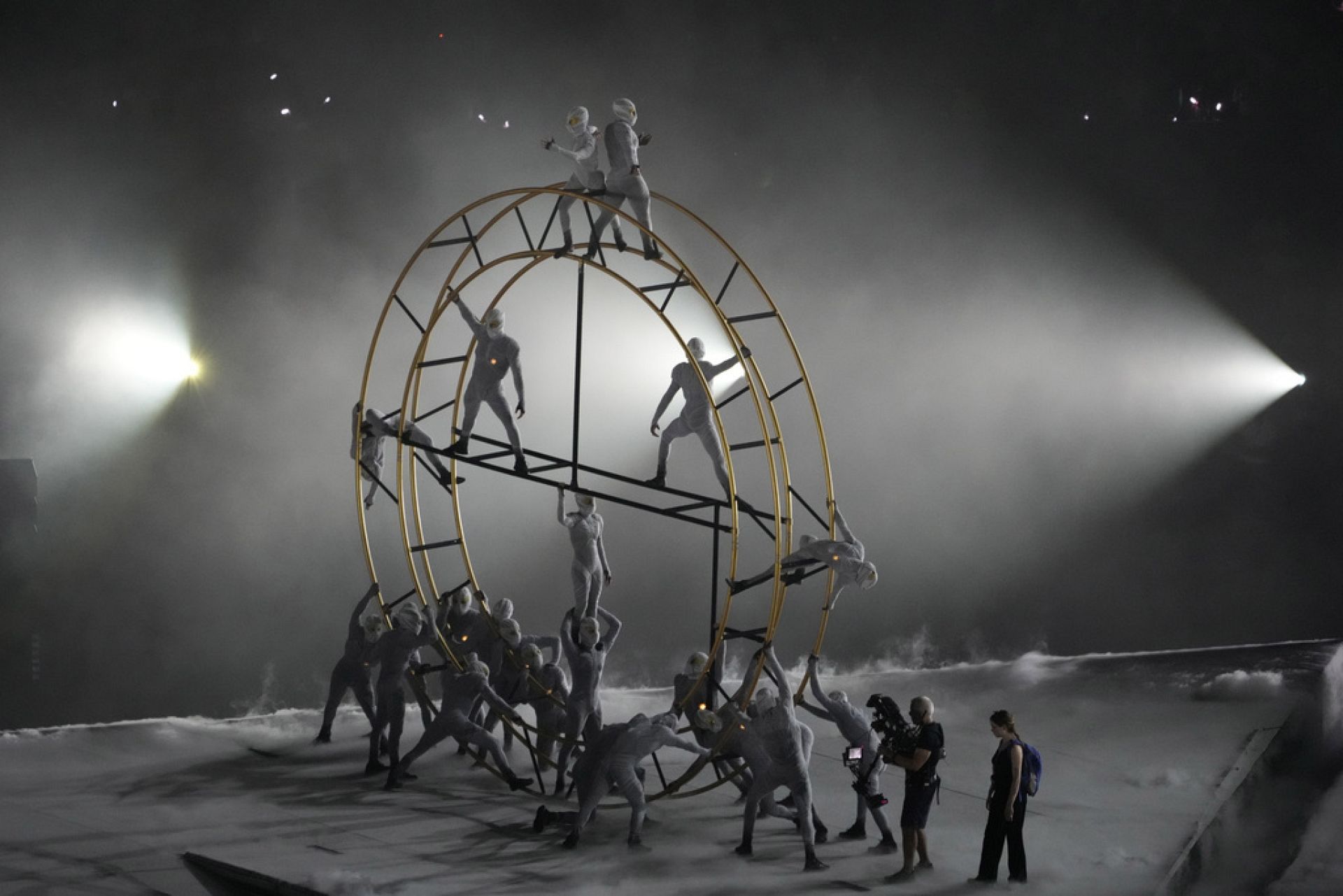 Au revoir! Paris passes the torch to Los Angeles in spectacular ...