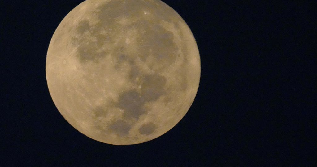 La première des "super lunes" visible le 19 août | Africanews