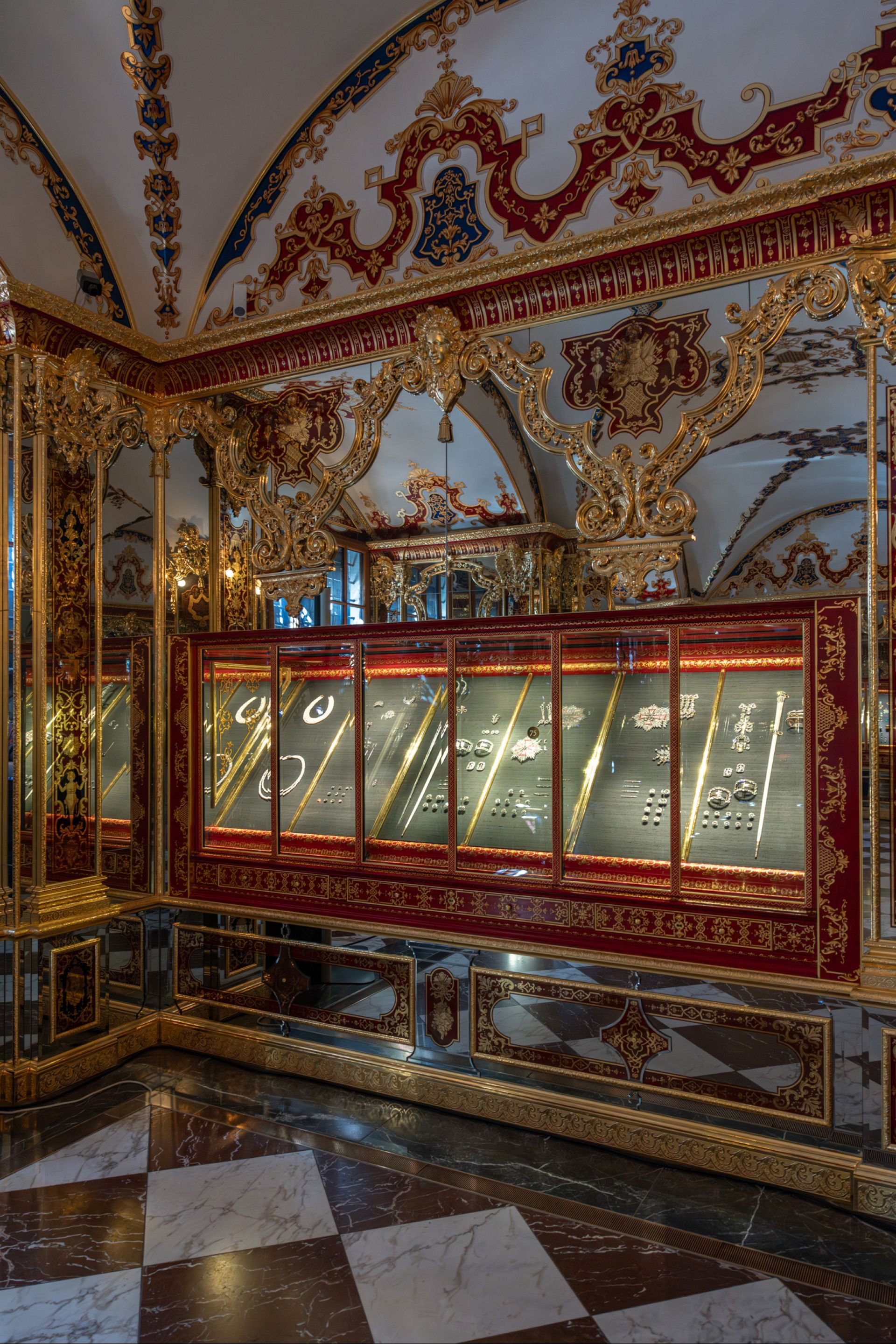 Royal Jewels stolen in dramatic Green Vault heist back on display in ...