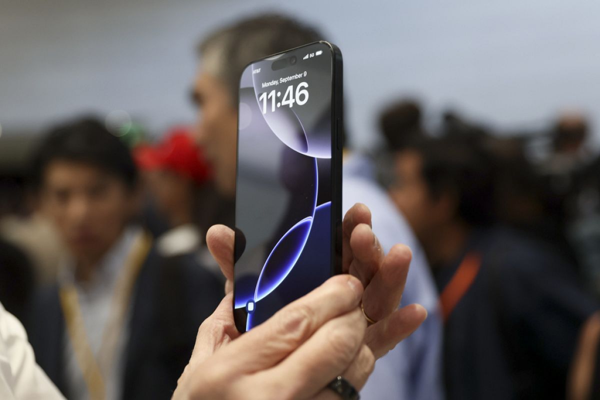 Apple embraces the AI craze with its new iPhone 16 lineup | Africanews