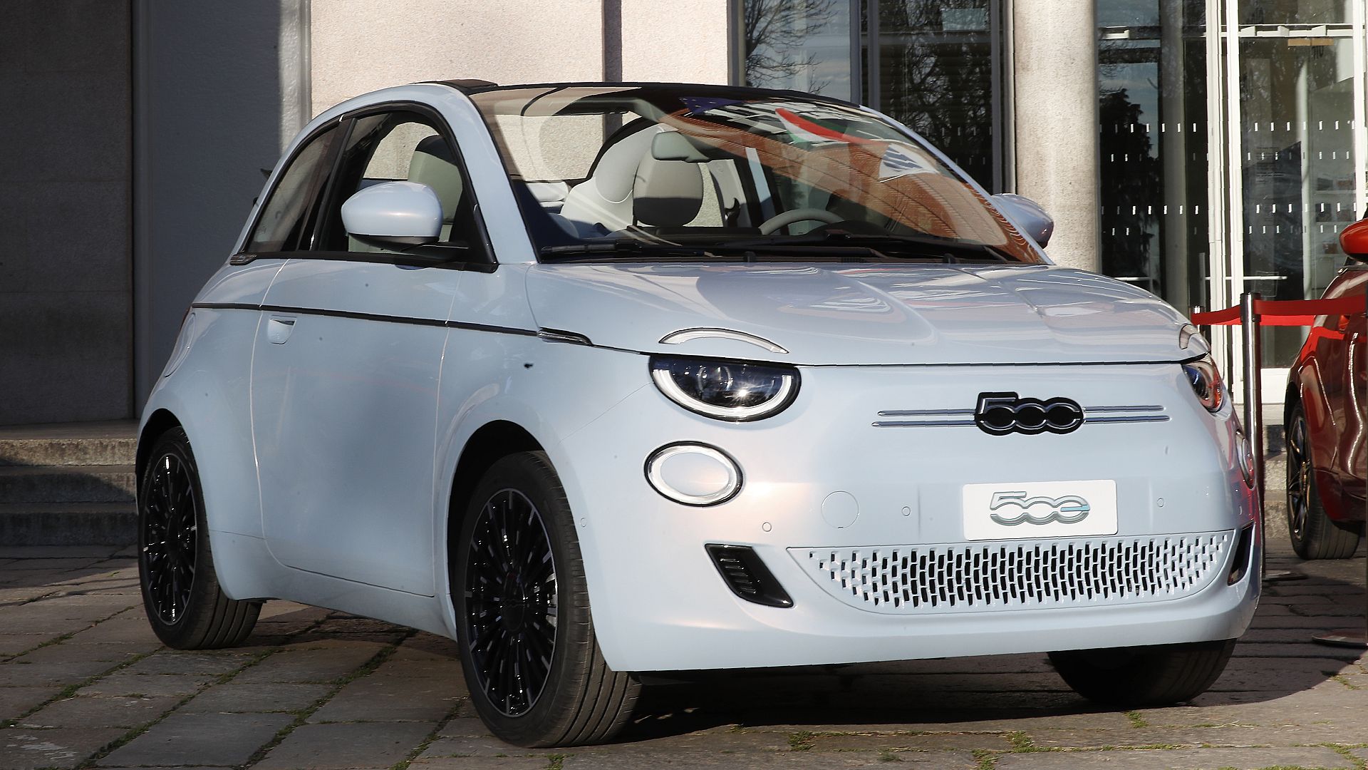 Stellantis pauses electric Fiat 500 model production as orders slow ...
