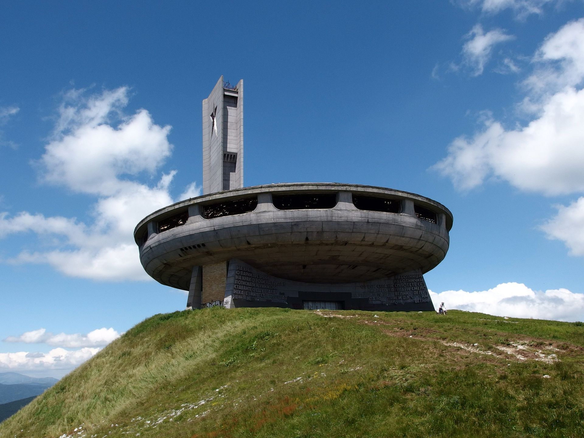 Bulgarian Communist monument that attracts 50,000 urban explorers a ...