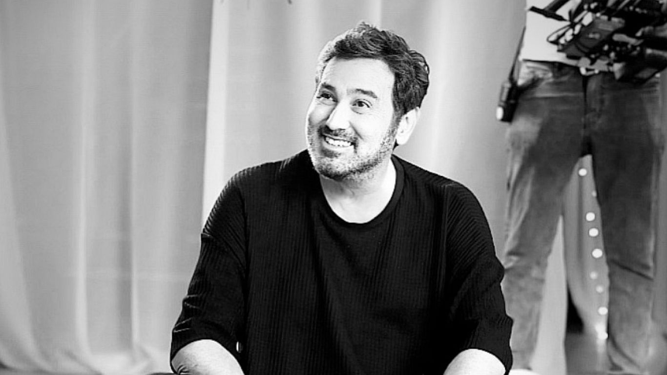 Türk popuna damga vuran Metin Arolat sahnede fenalaşarak hayatını ...