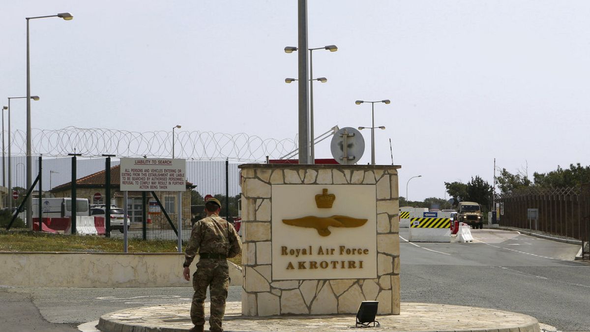 Ρεπορτάζ BBC: Εκατοντάδες στρατιώτες στέλνει η Βρετανία στην Κύπρο ...