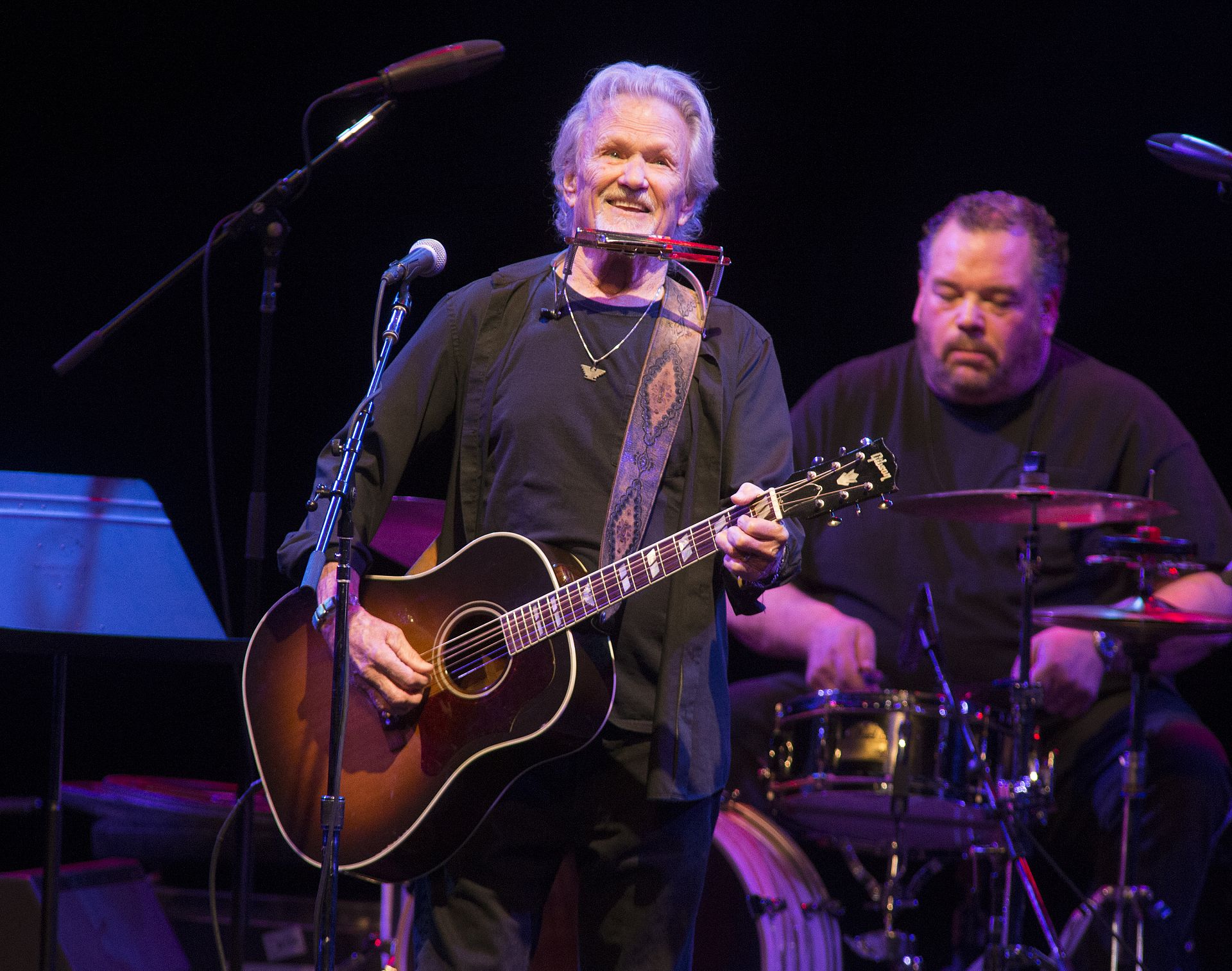Ator e lenda da música country Kris Kristofferson morre aos 88 anos ...