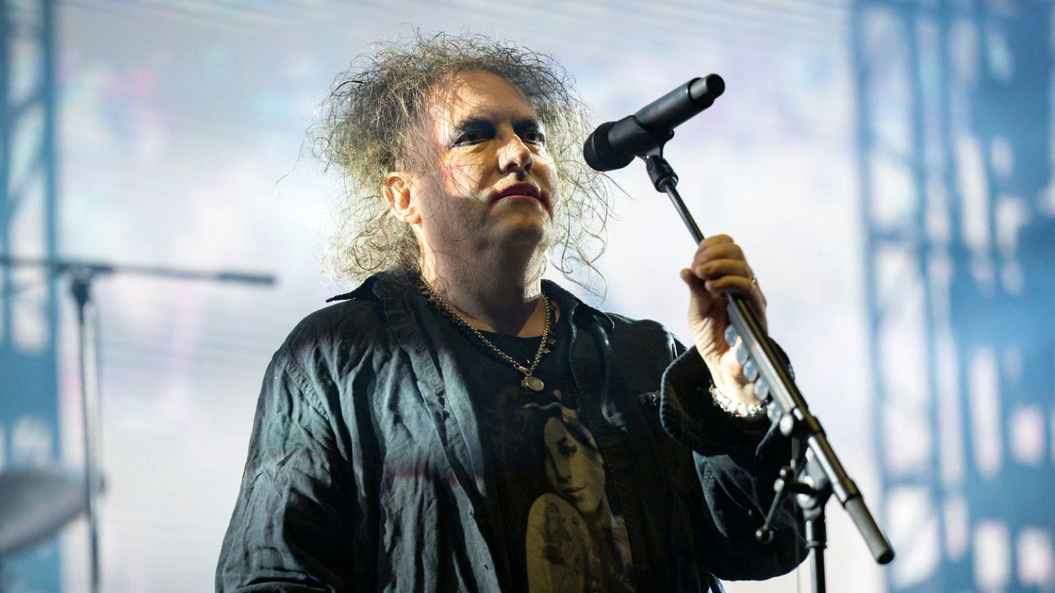 The Cure’s Robert Smith auctioning new artwork for UK heart charity | Euronews