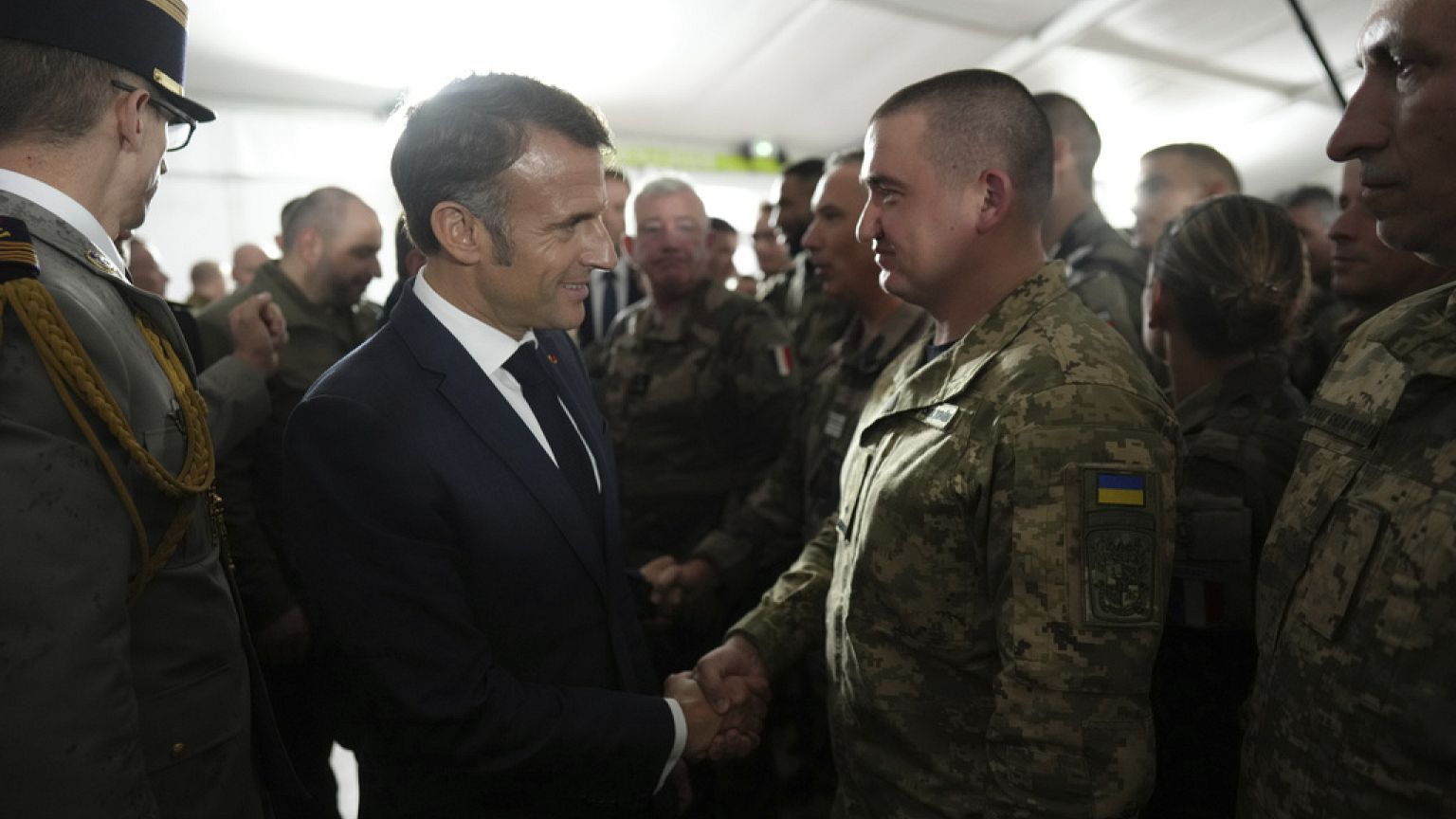 Emmanuel Macron incontra soldati ucraini addestrati in Francia ...