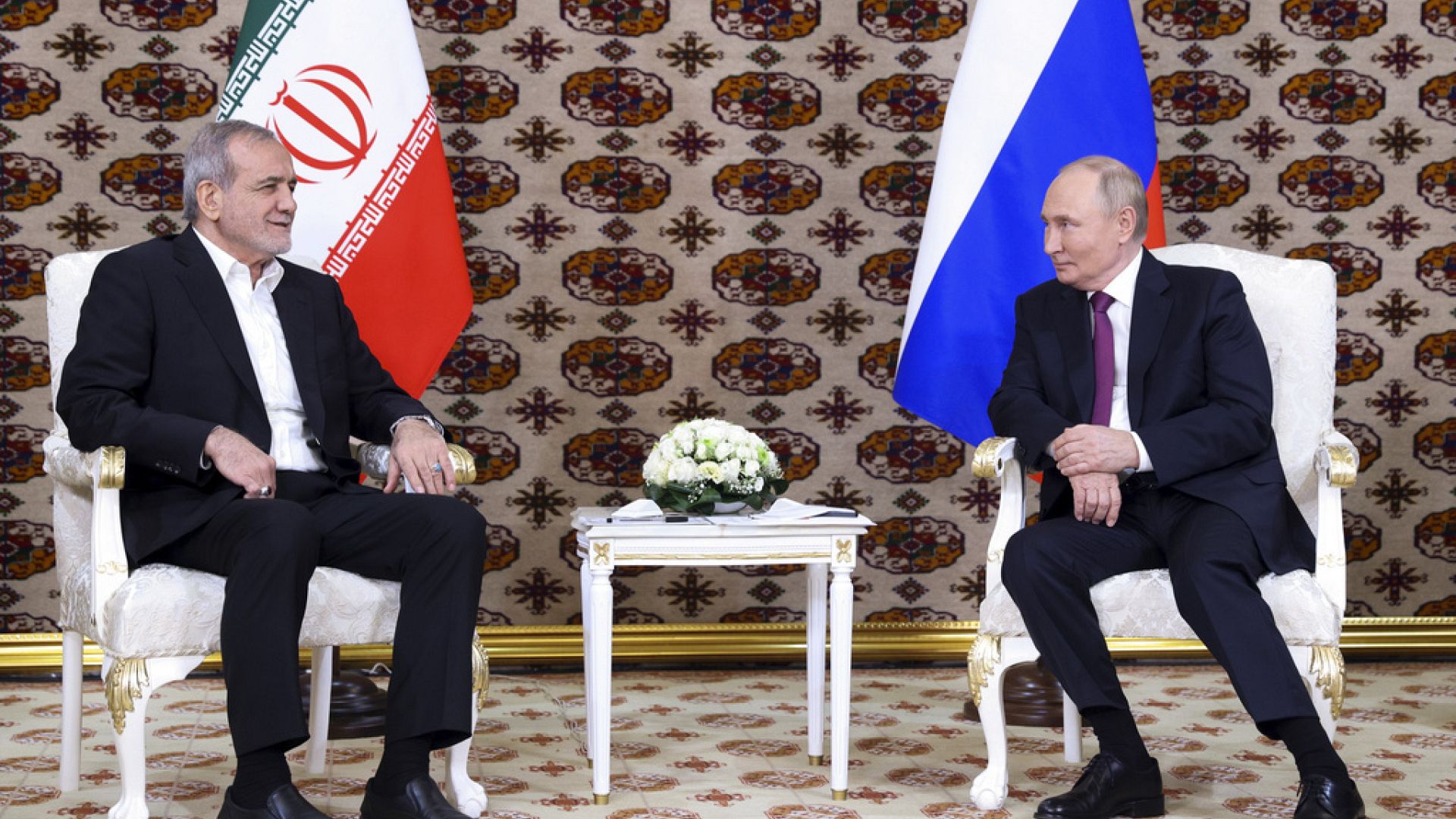 Putin, Türkmenistan'da İran Cumhurbaşkanı Pezeşkiyan ile bir araya ...