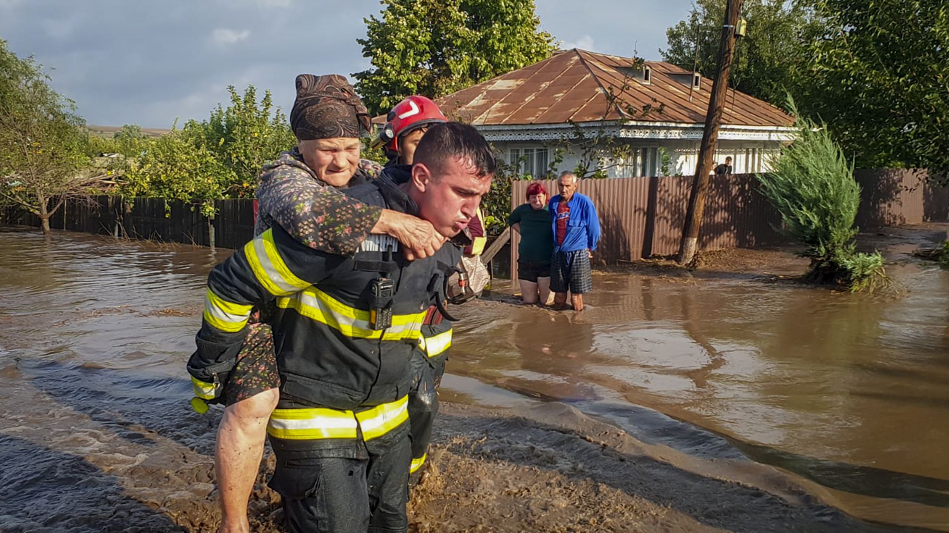 Nach sintflutartigem Regen in Rumänien: Leben mit dem Hochwasser ...