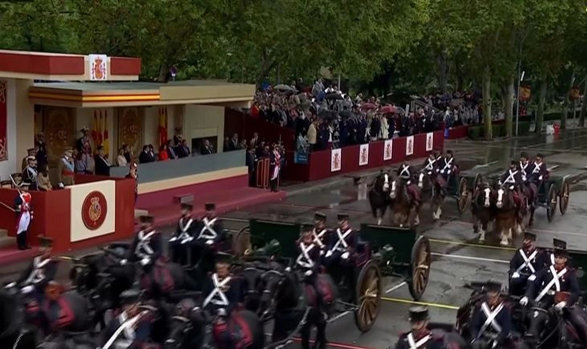 Festa nazionale in Spagna: a Madrid la parata militare, ma la pioggia ...