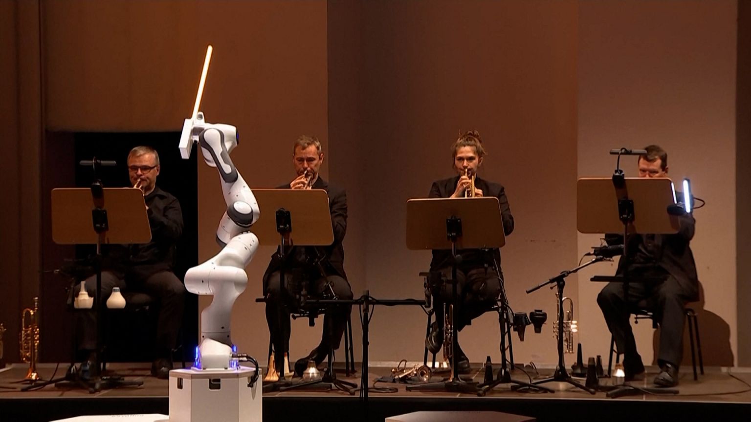 Slave to the rhythm: Three-armed robot conducts German symphony | Euronews