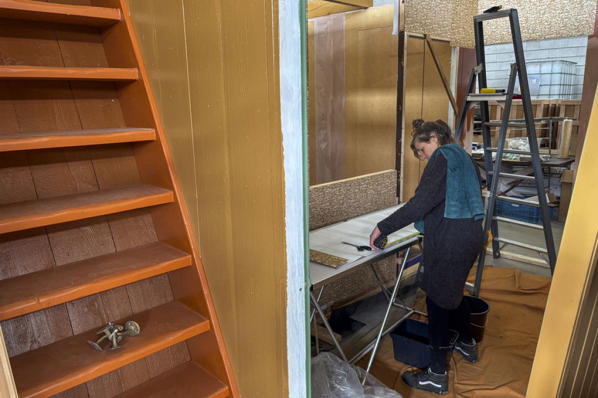 Full-scale replica of Anne Frank's hidden annex to go on show in New ...