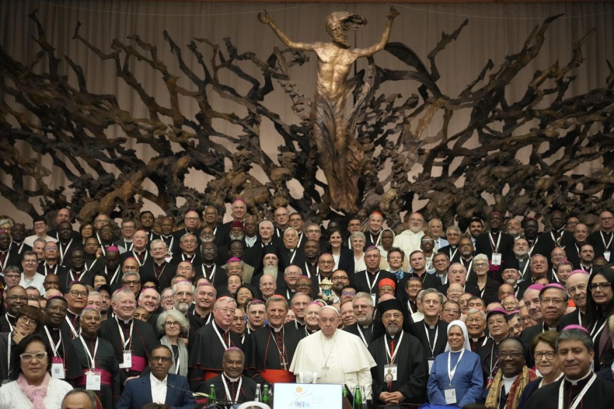Pope closes Synod but questions over women's role in the church remain ...