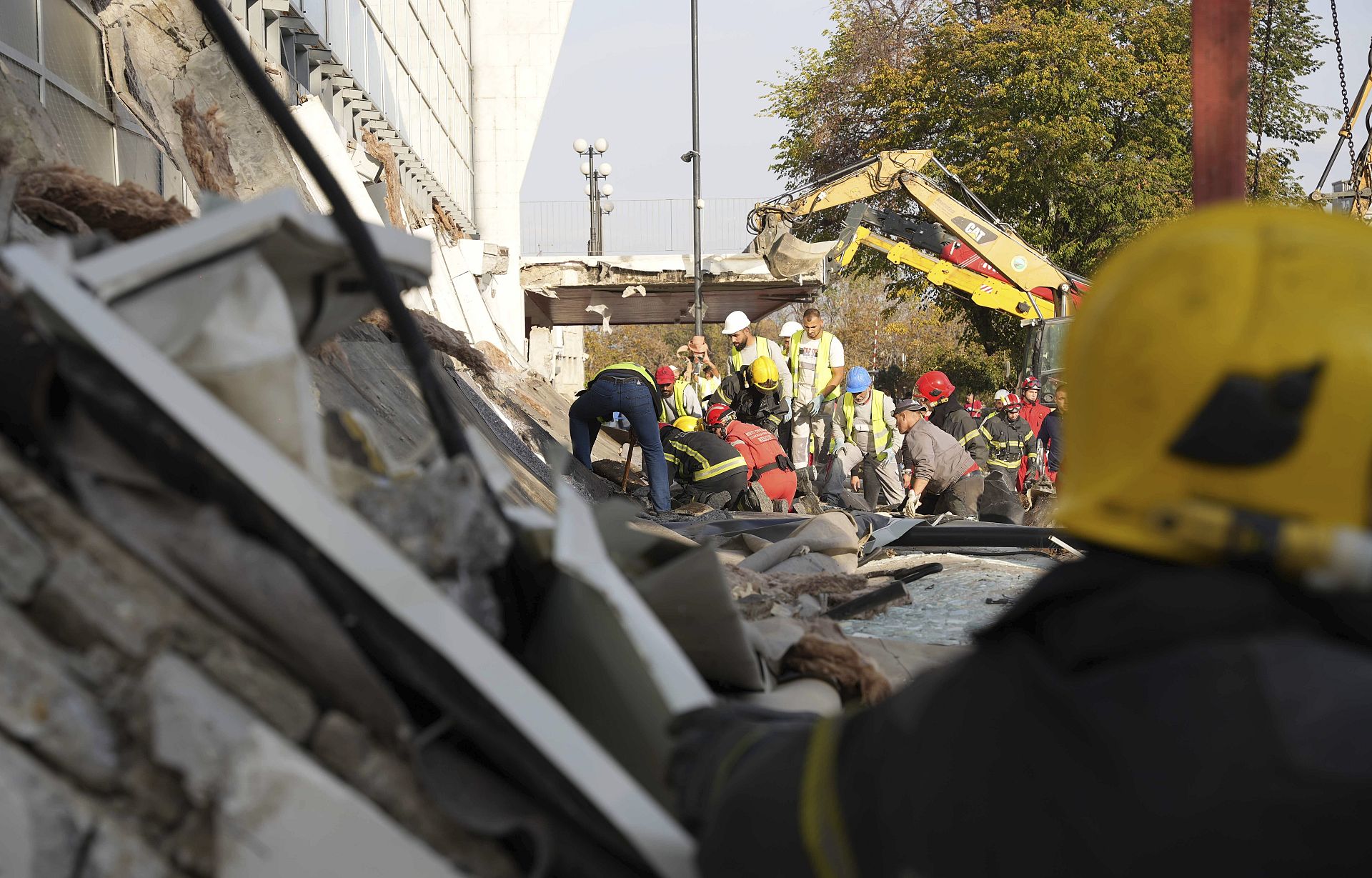 Effondrement d'un auvent à la gare de Novi Sad : la Serbie se recueille en hommage aux victimes ...