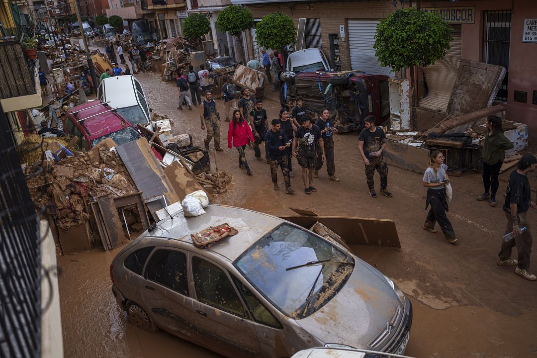 Spanish volunteers leave flood-hit areas as anger simmers over ...