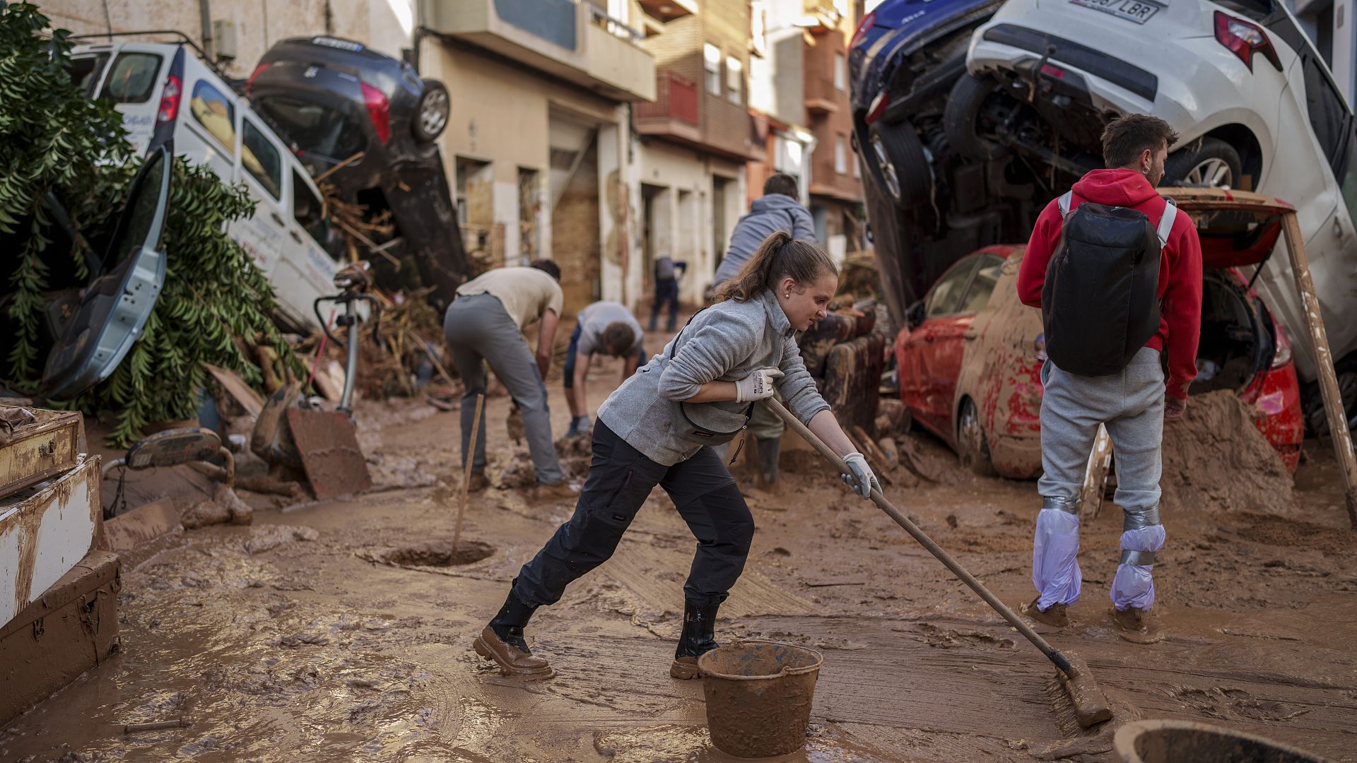 Video. Volunteers arrive to clean up 'ground zero' town of Paiporta ...