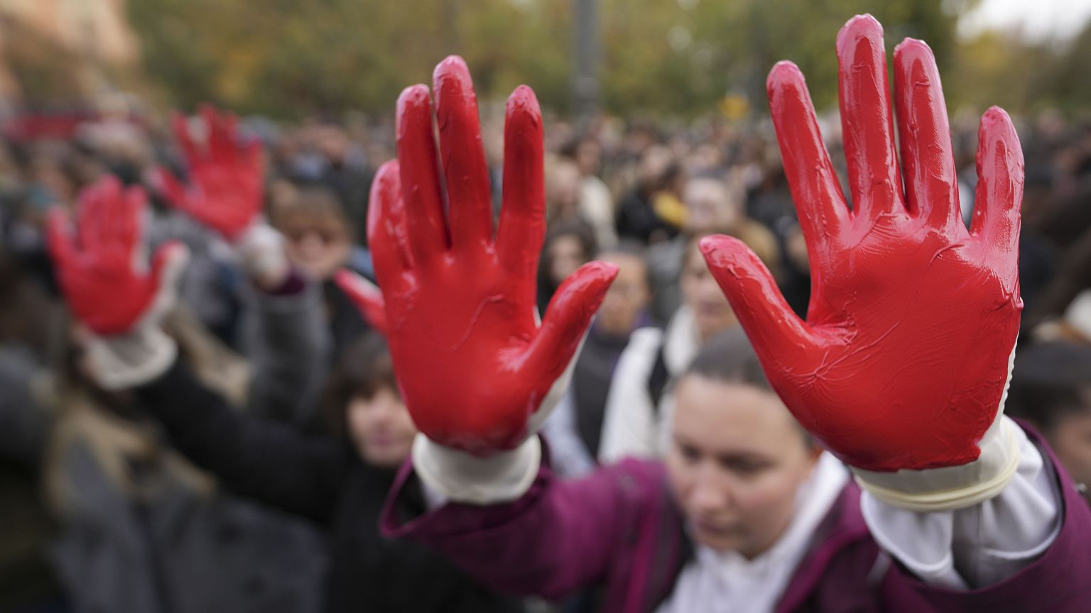 En Serbia exigen responsabilidades por la tragedia que dejó 14 muertos ...