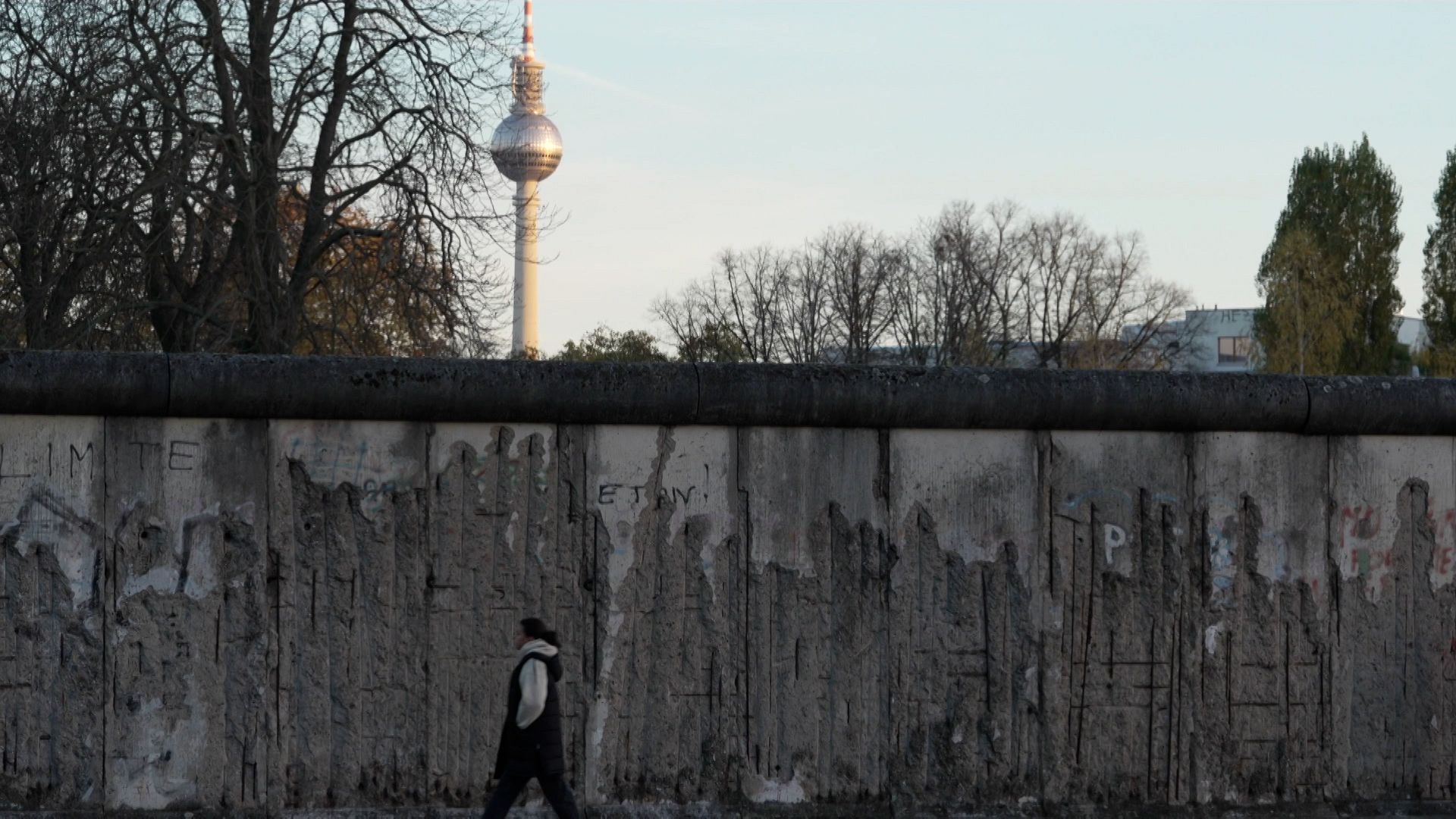 Video. Art installation marks Berlin Wall's 35th anniversary | Euronews
