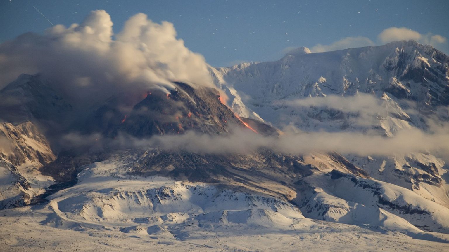 One of the largest volcanoes in Russia's Kamchatka Peninsula erupts ...