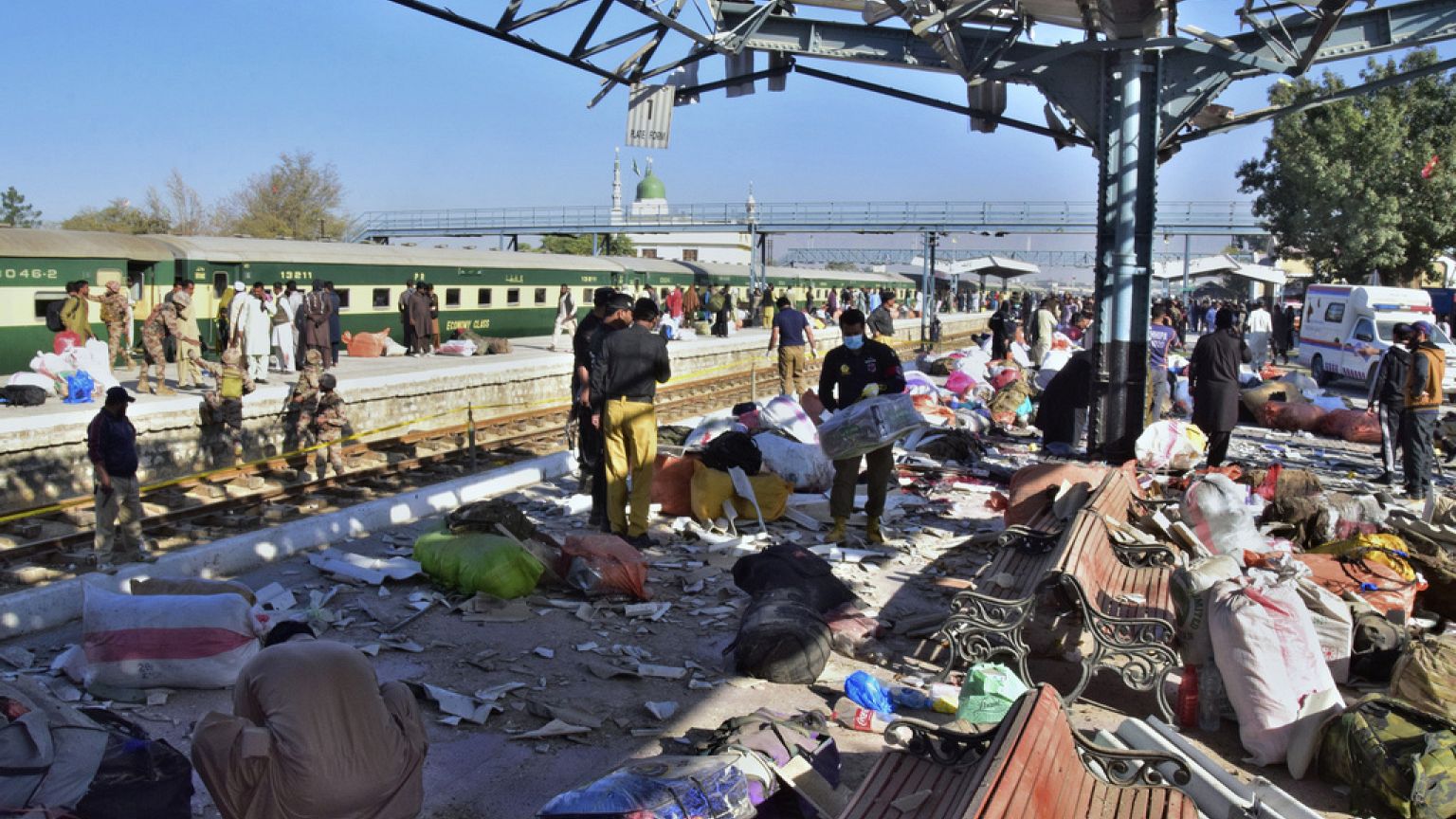Dozens killed in south-west Pakistan after suicide bomb attack | Euronews