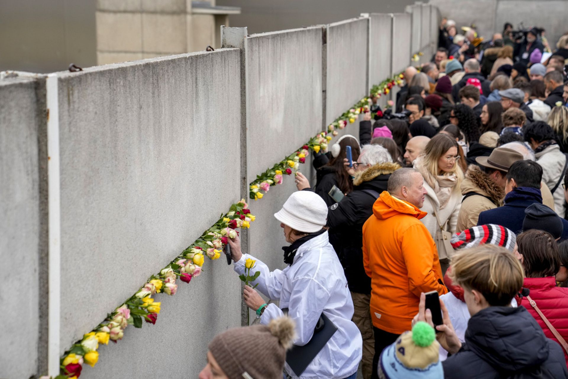 Tens of thousands celebrate the fall of the Berlin Wall 35 years ago ...