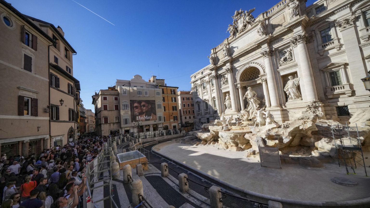 Walkway opened in Rome to keep tourists away from Trevi fountain | Euronews