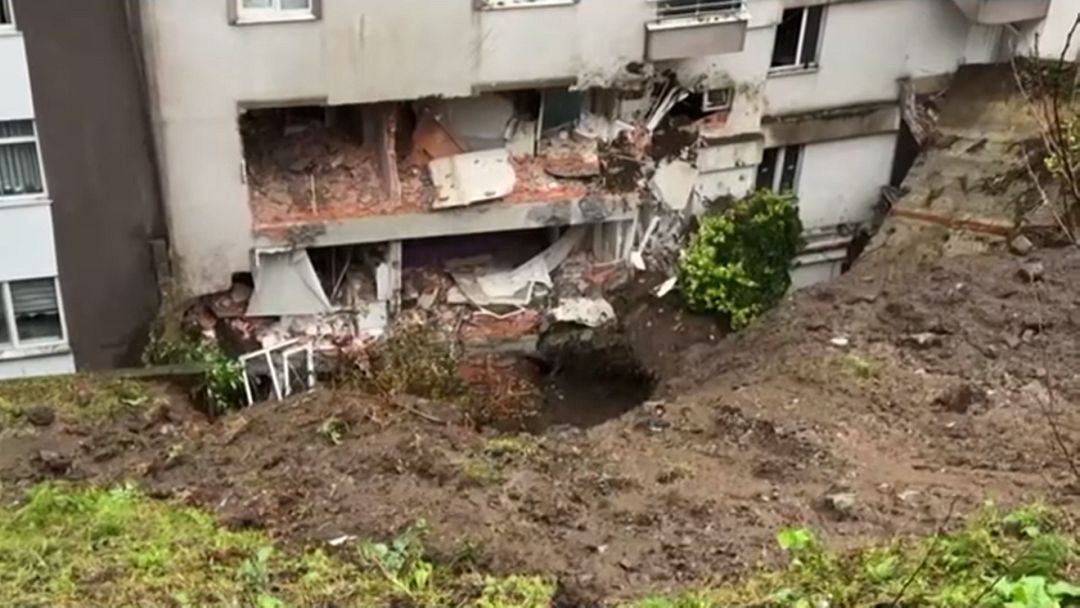 Vidéo. No Comment. Images impressionnantes d'un glissement de terrain ...