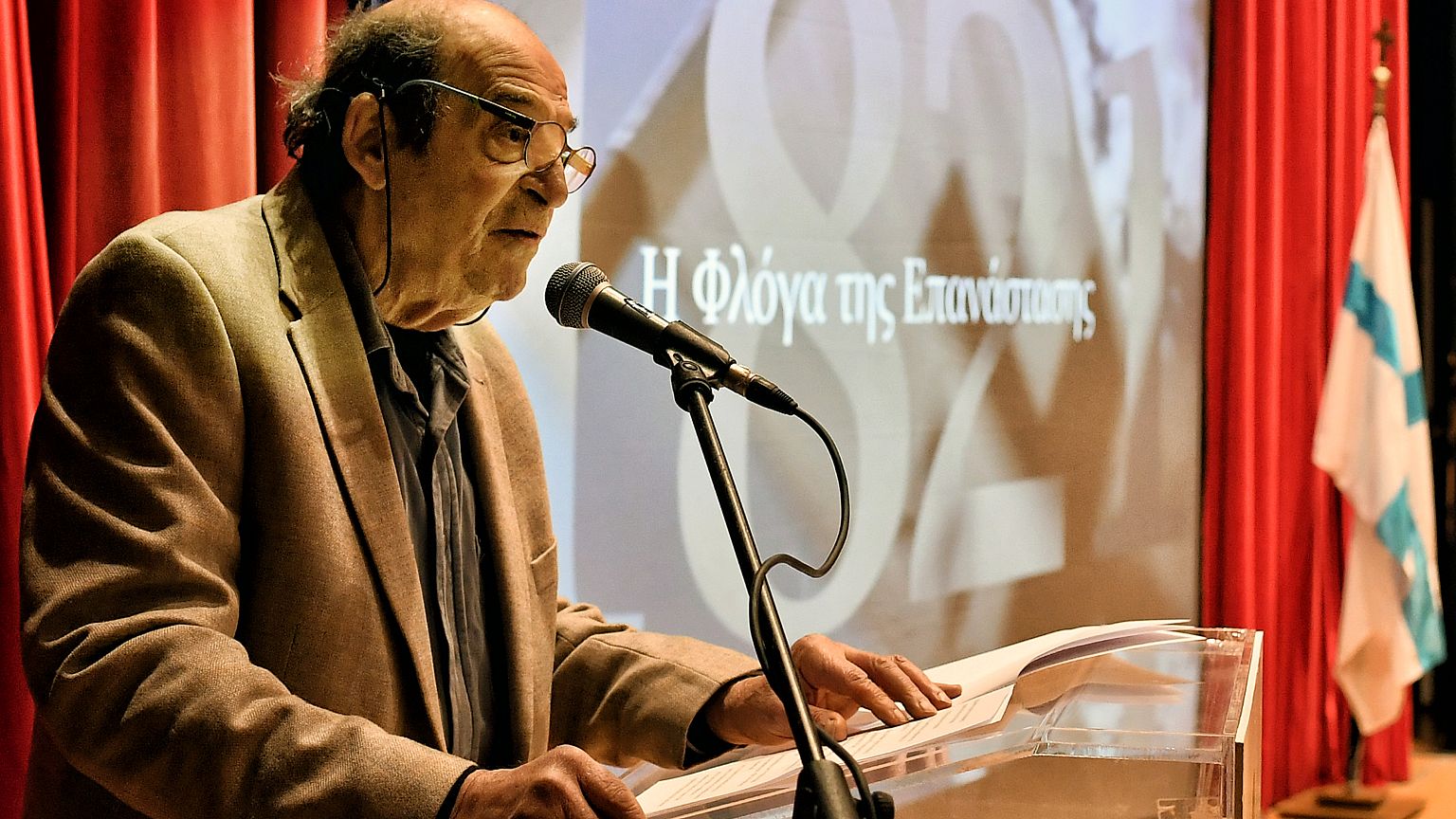 Απεβίωσε ο σκηνοθέτης Μανούσος Μανουσάκης | Euronews